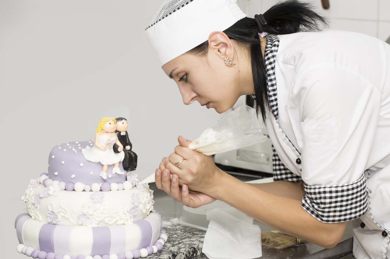Lady decorating a cake - Reaseheath College